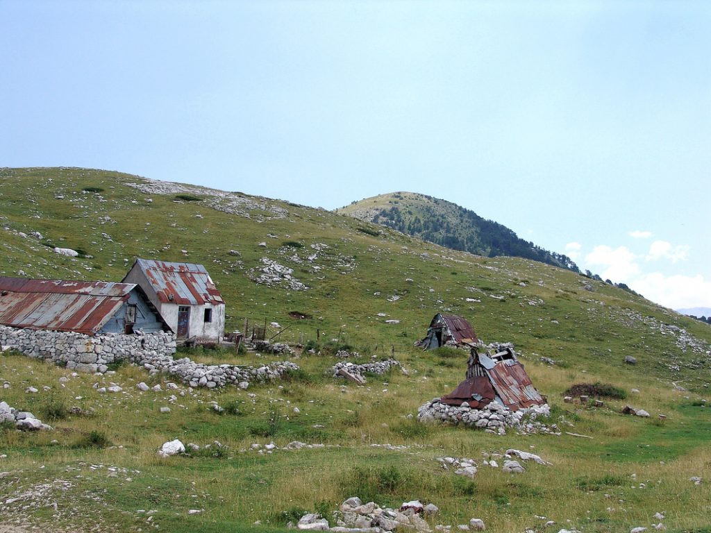 Divlja ljepota katuna u odsjaju Bukumirskog i Rikavačkog jezera | Share ...